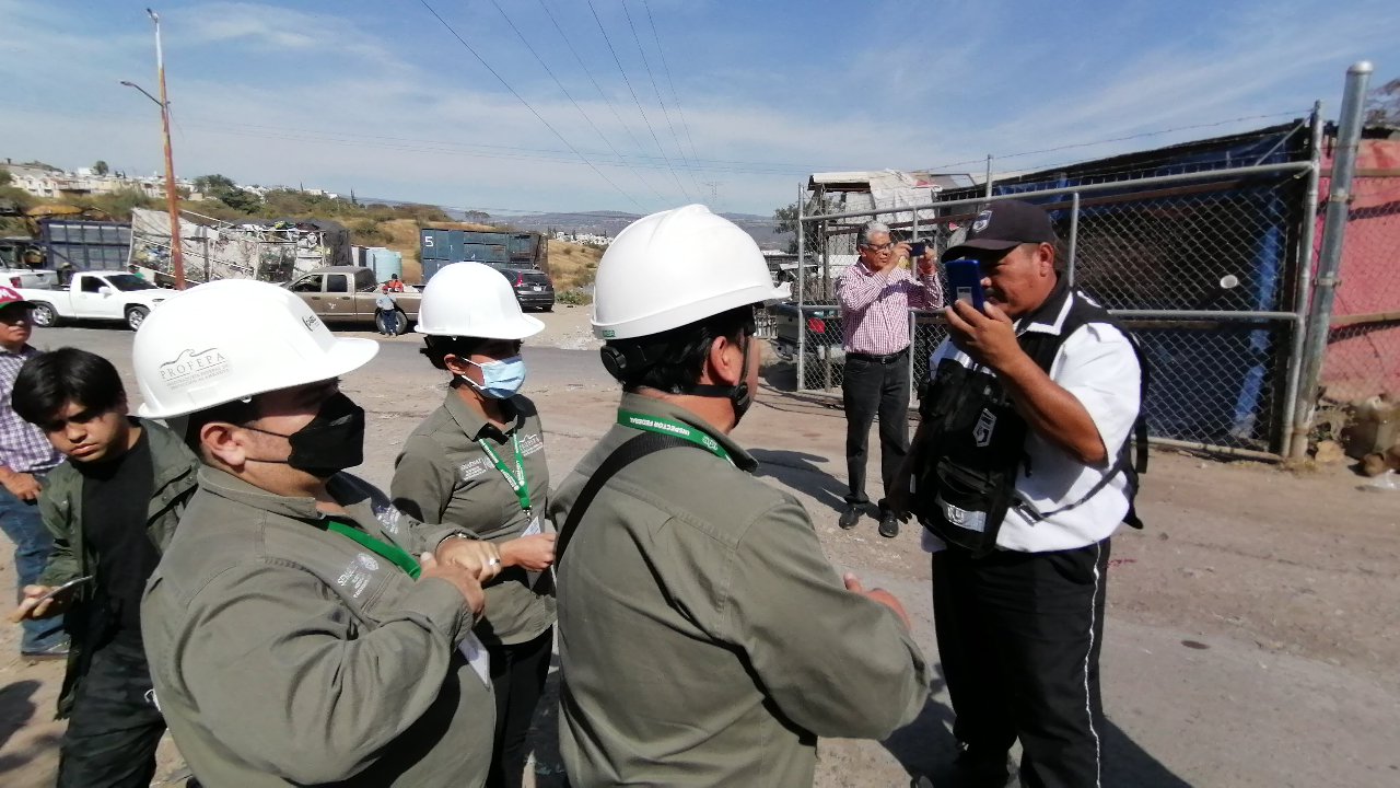 Jaloneos y sellos rotos; Profepa clausura basurero de Matatlán ...