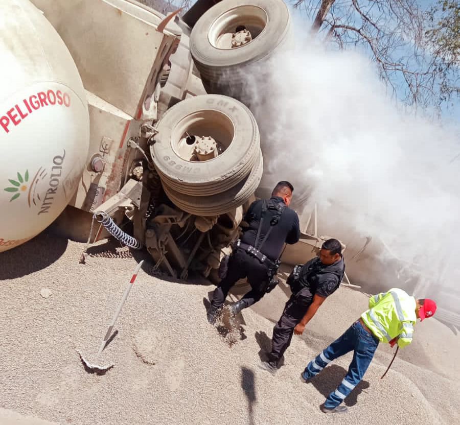 Pipa cargada con amoniaco se queda sin frenos; Estatales rescatan al conductor - Tráfico ZMG
