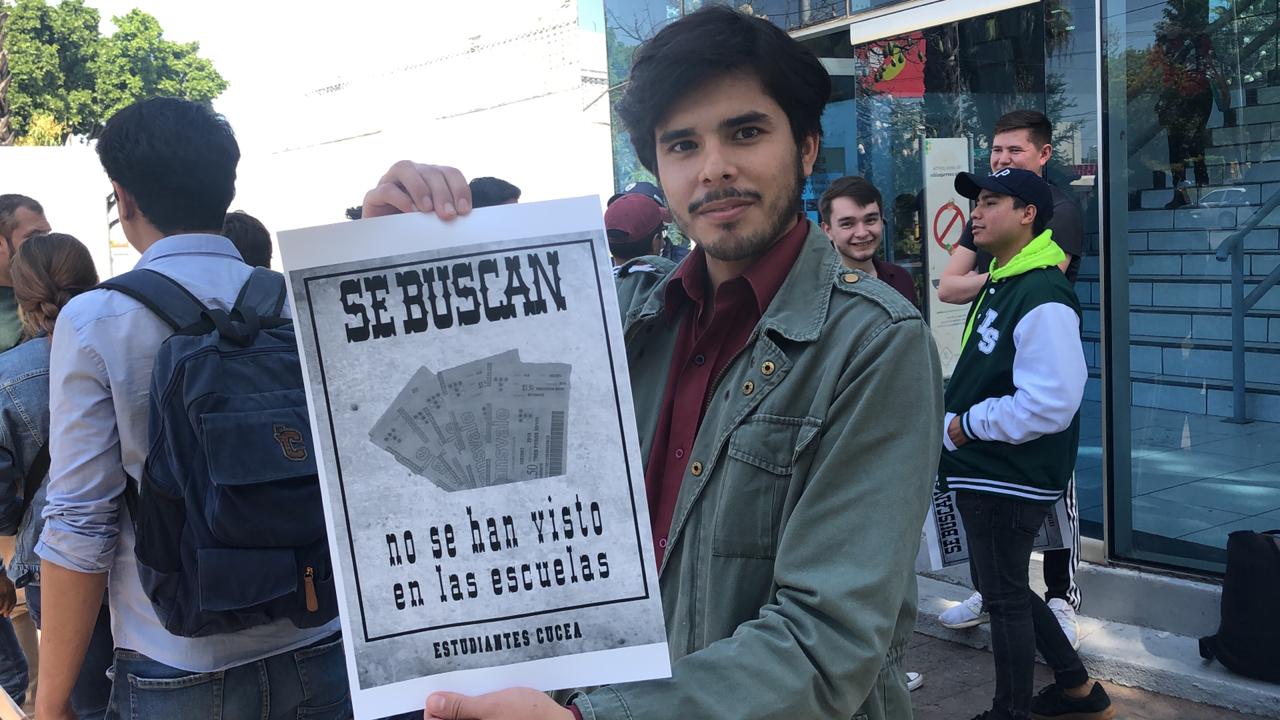 Se manifiestan estudiantes por escasez de transvales - Tráfico ZMG